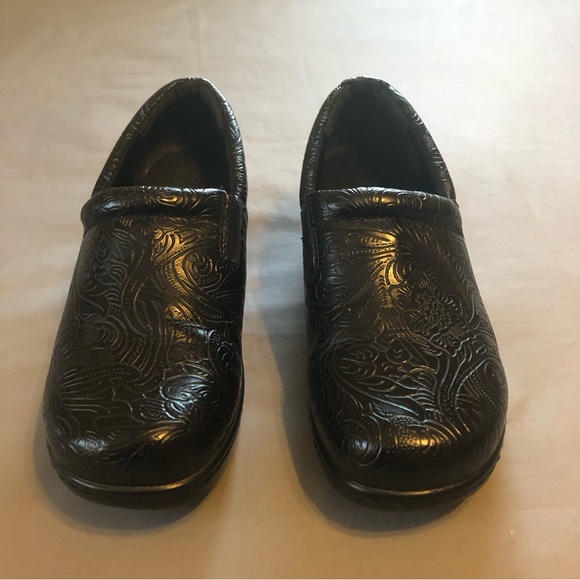 Yuu | Shoes | Yuu Bethanee Womens Clogs Black Size 85 | Poshmark